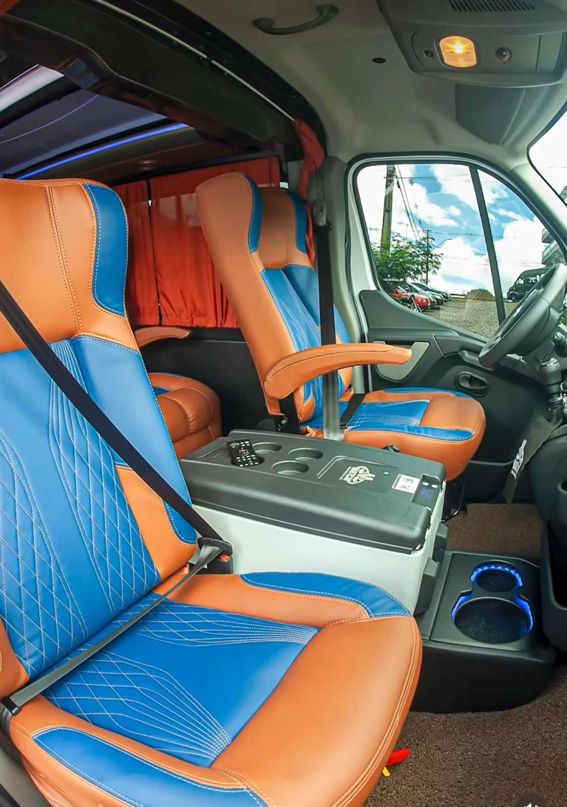 VAN – EXECUTIVA 2024 – MERCEDES SPRINTER BRANCA – 17 LUGARES – DM Turismo